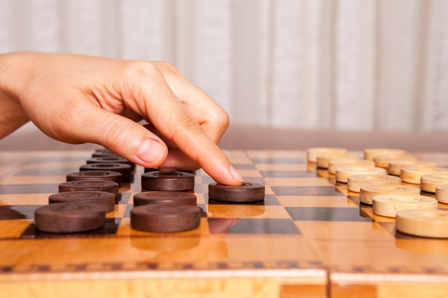 A Step-by-Step Guide on How to Play Checkers and Checkers Rules