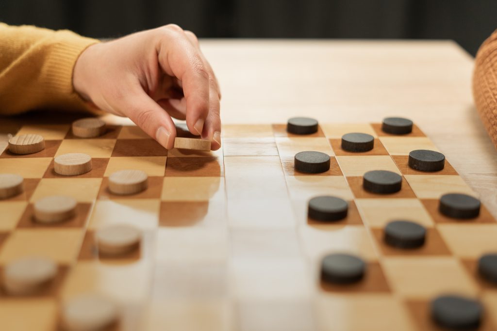 A Step-by-Step Guide on How to Play Checkers and Checkers Rules