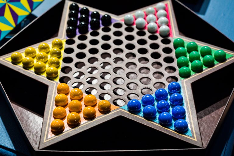 How to Play Chinese Checkers: A Simple Guide to Gameplay and Strategy
